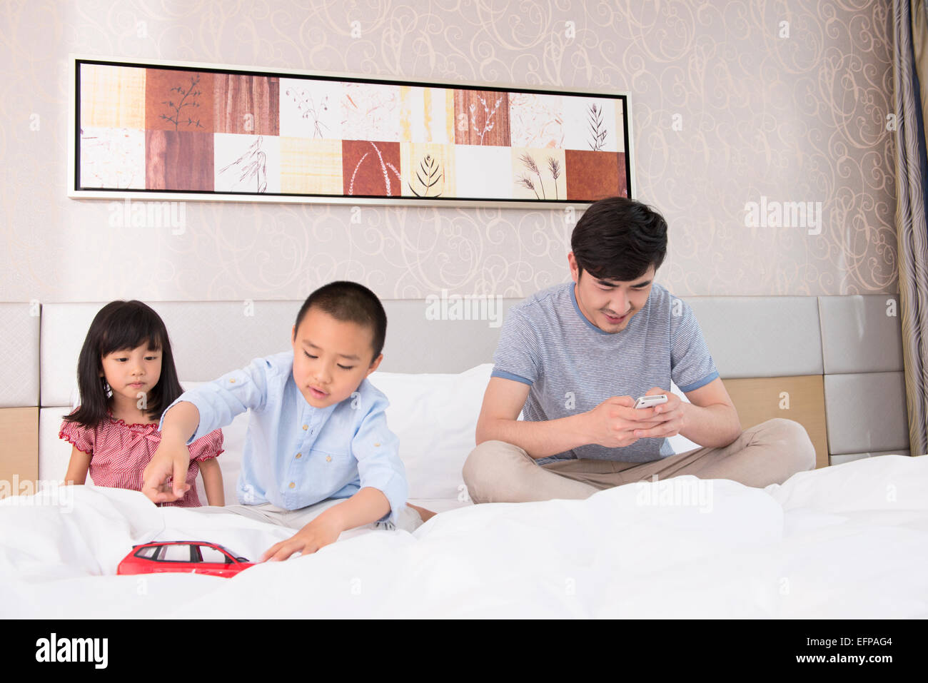 Father daughter using mobile phone hi-res stock photography and images ...