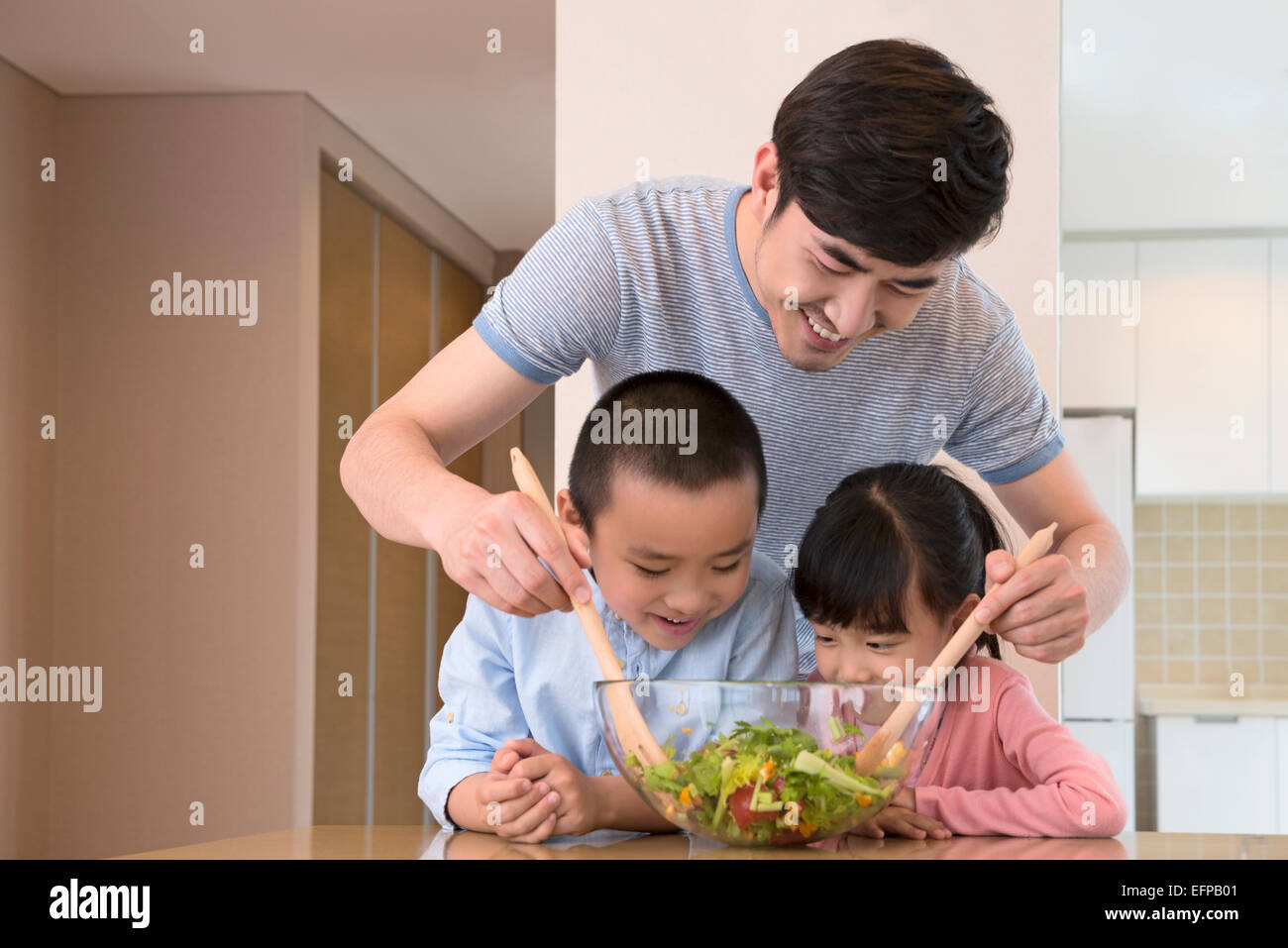 Cooking children hi-res stock photography and images - Alamy