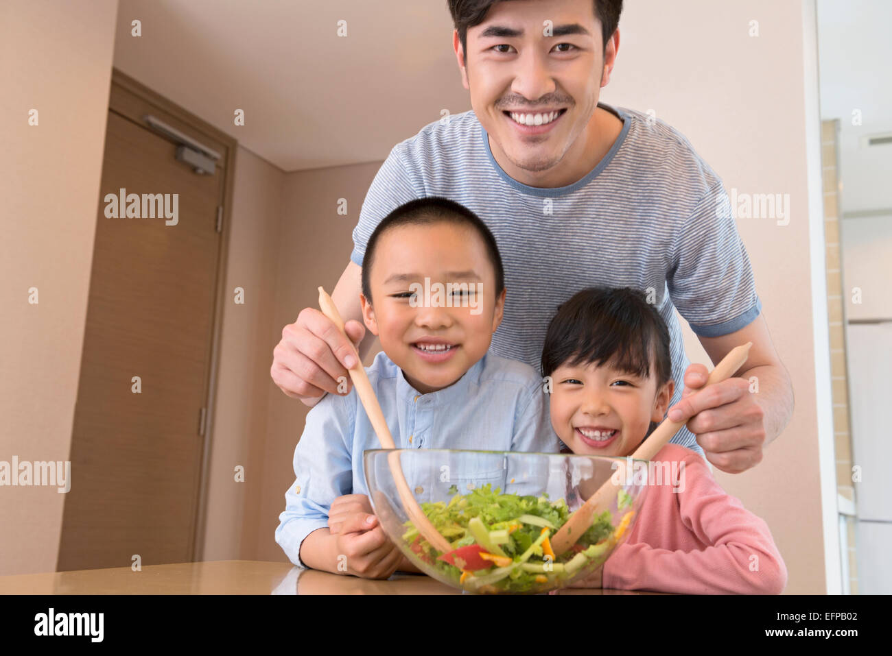 Cooking children hi-res stock photography and images - Alamy