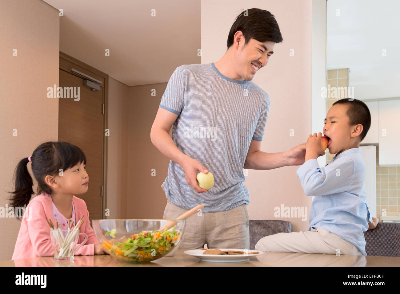 Children eating at kitchen table hi-res stock photography and images ...