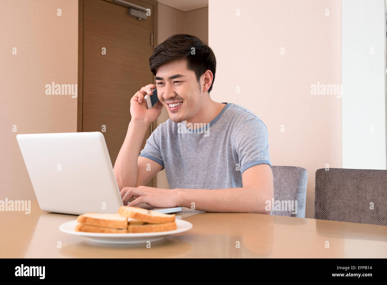 Using phone while eating family hi-res stock photography and images - Alamy