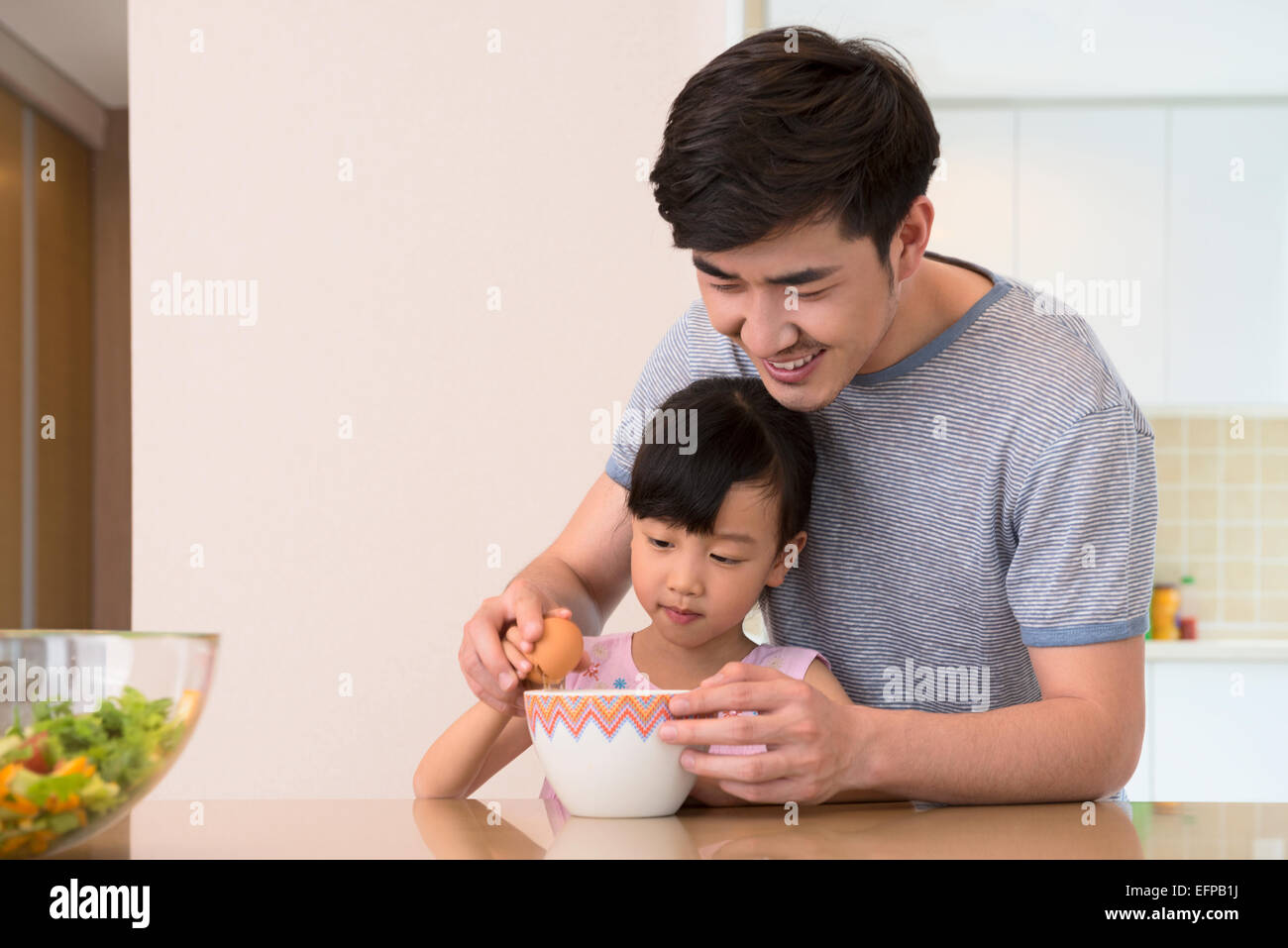 Father cooking with daughter hi-res stock photography and images - Alamy
