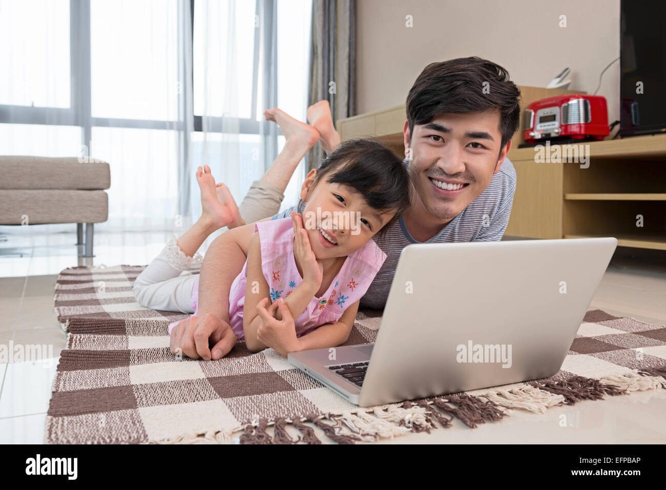Father and daughter using laptop Stock Photo - Alamy