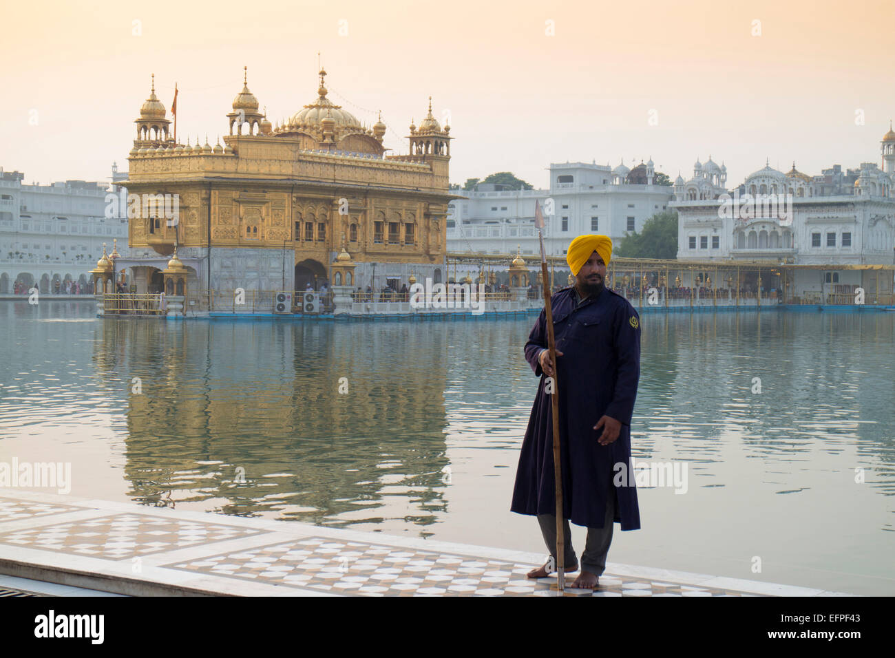 Sikh guard at the Harmandir Sahib (The Golden Temple), Amritsar, Punjab ...