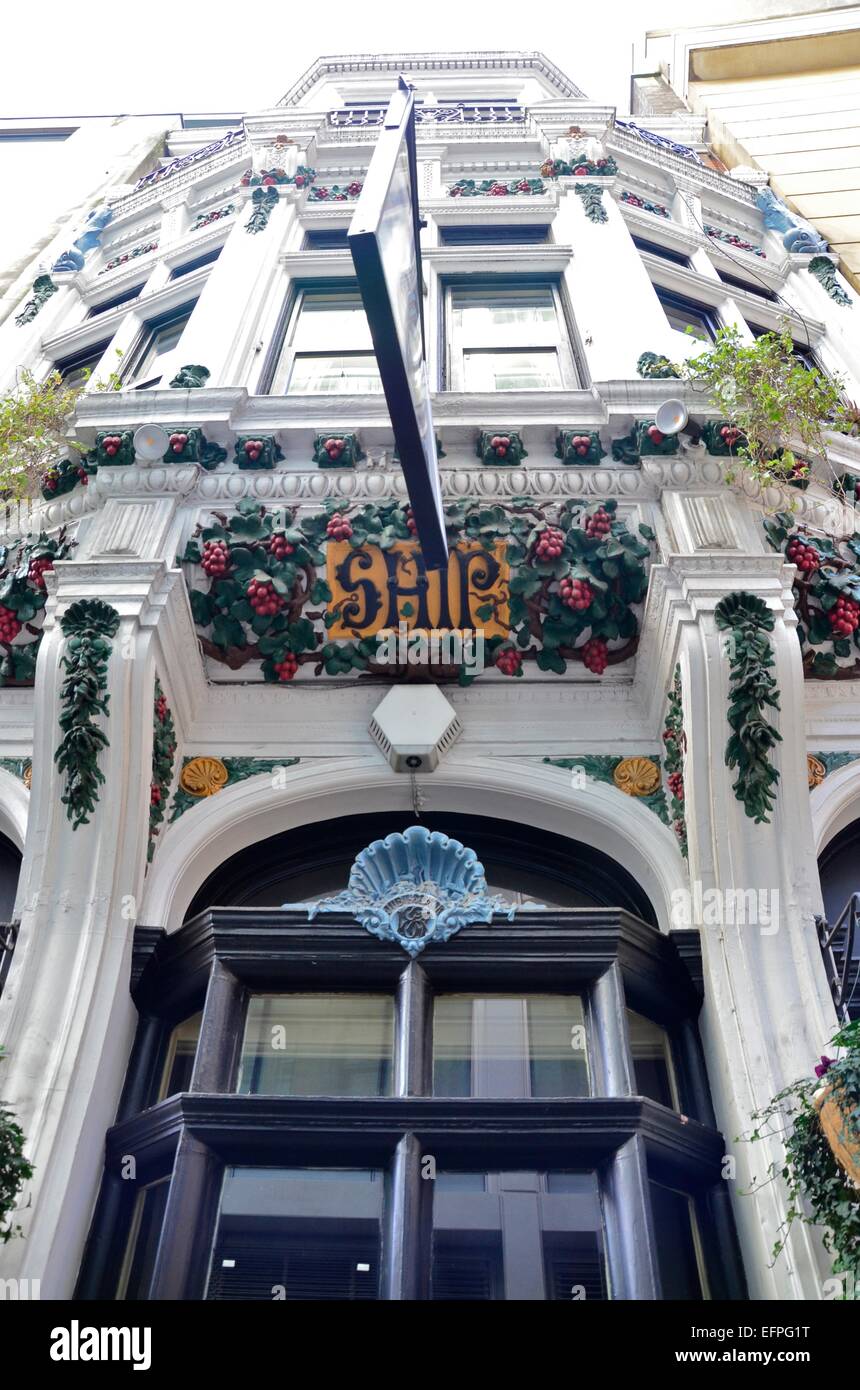 The Ship pub, Hart Street, City of London, England, UK Stock Photo - Alamy