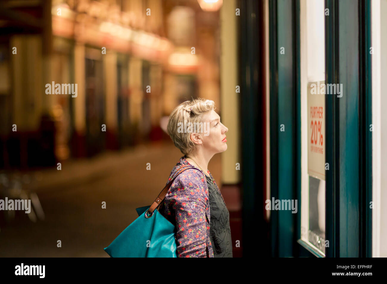 Night window london hi-res stock photography and images - Alamy