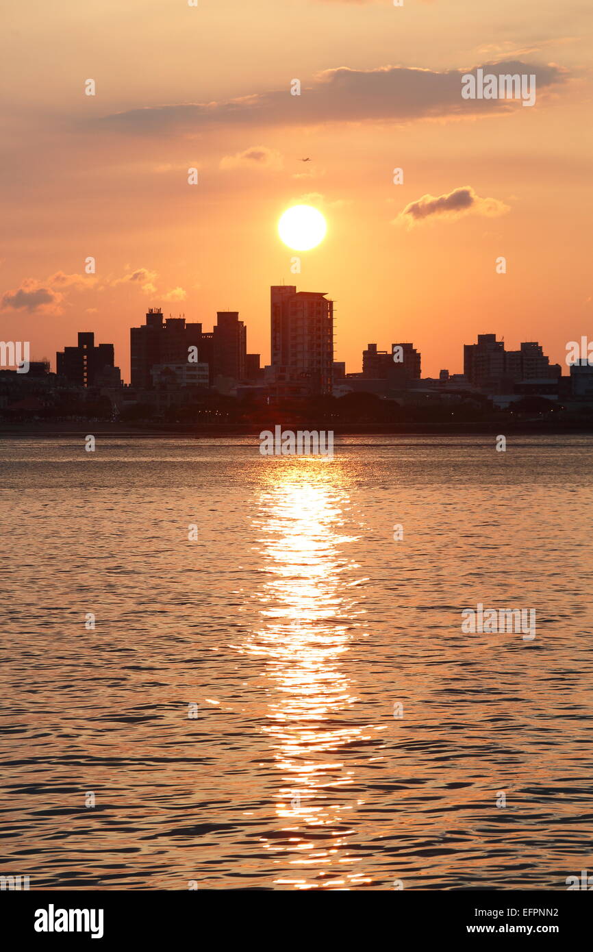 SUNSETOF TAMSUI RIVER, TAIPEI, TAIWAN Stock Photo - Alamy