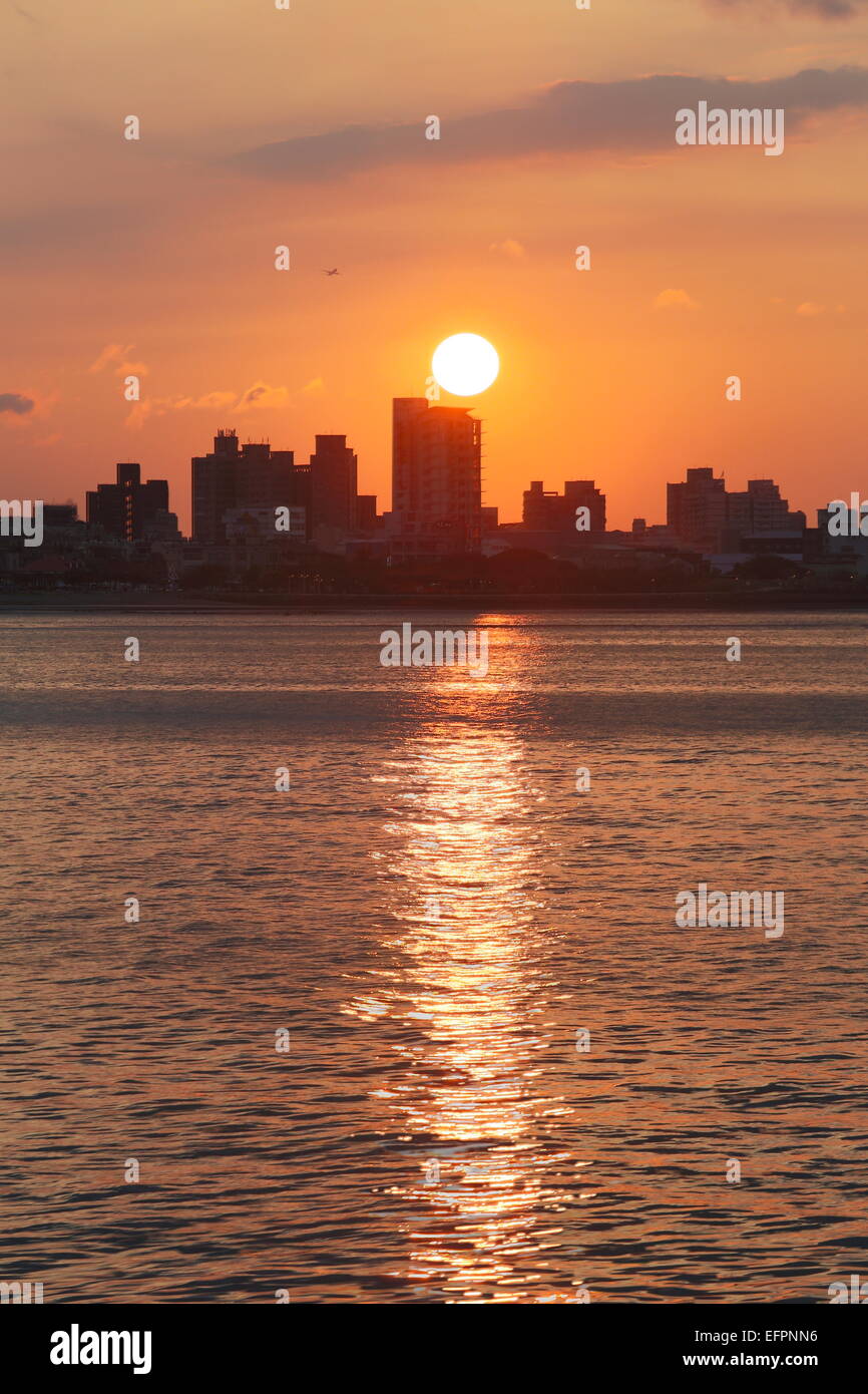 SUNSETOF TAMSUI RIVER, TAIPEI, TAIWAN Stock Photo - Alamy