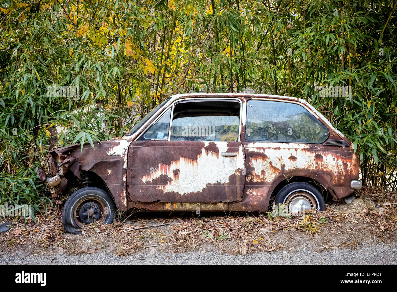 A rusty old car Stock Photo - Alamy