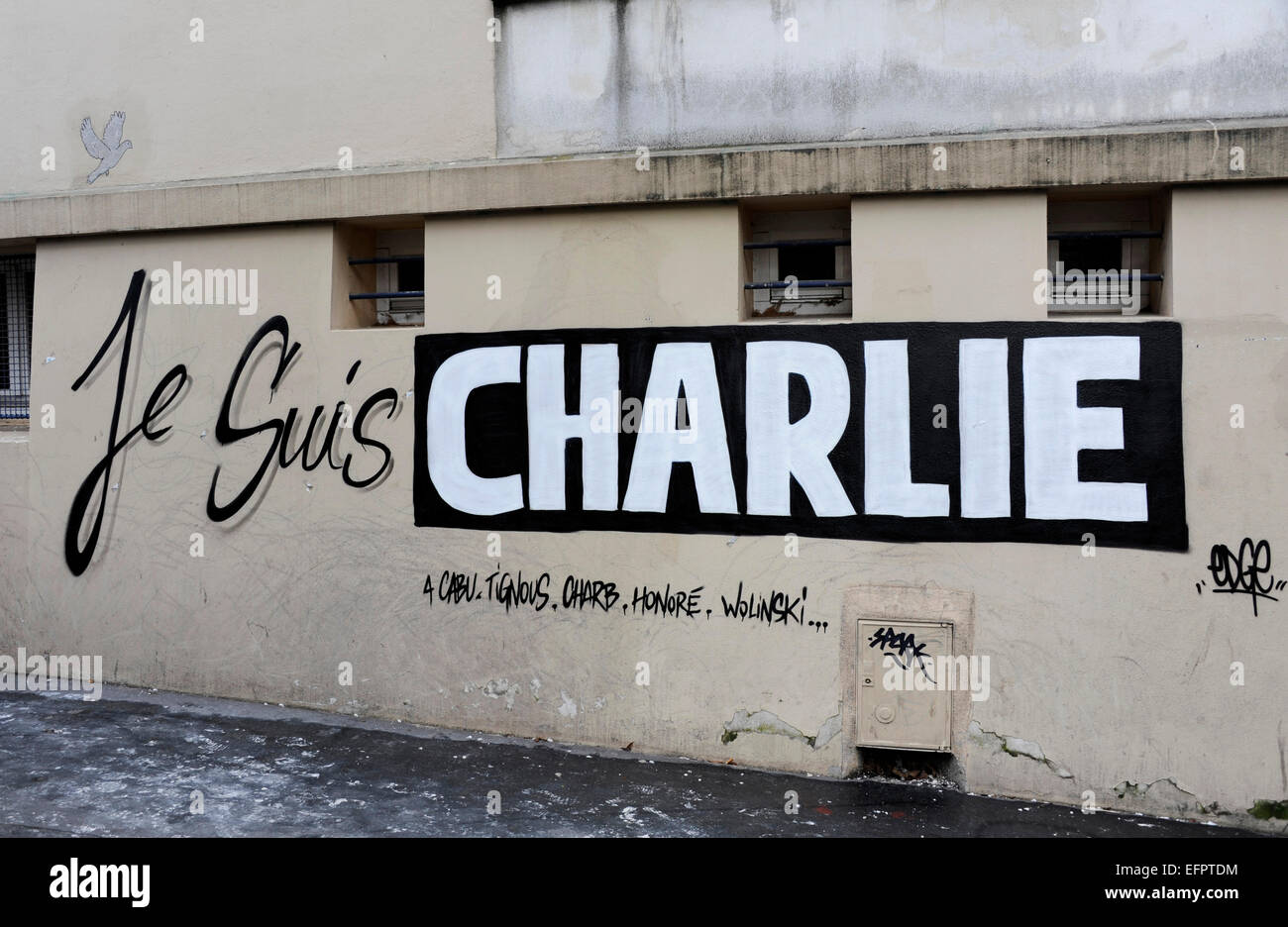 Graffiti paris press hi-res stock photography and images - Alamy