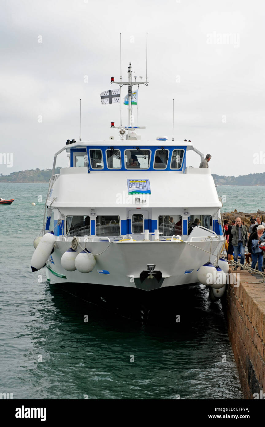 Pointe de l arcouest pier to the ile de brehat hi-res stock photography ...