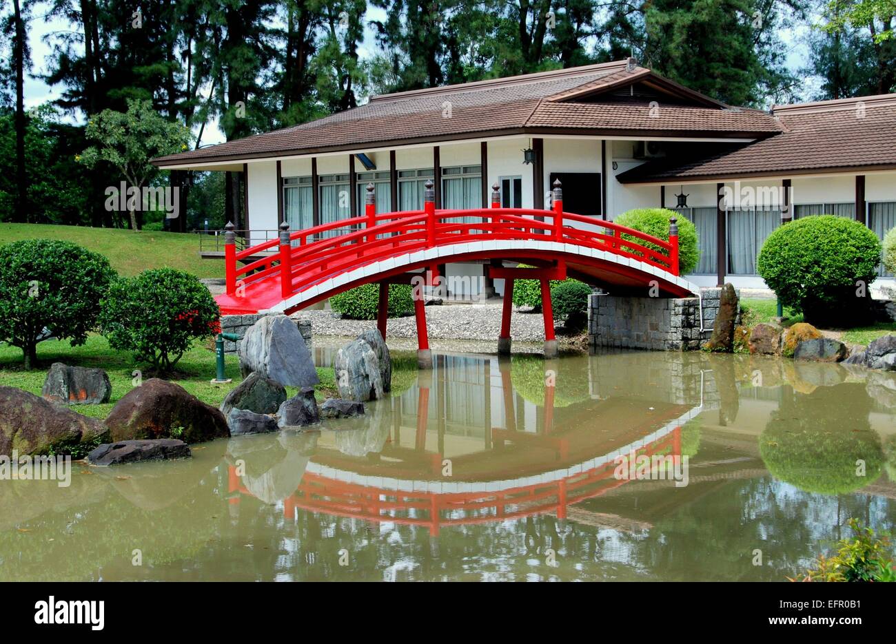 Singapore: Traditional teahouse and wooden orange bridge in the ...