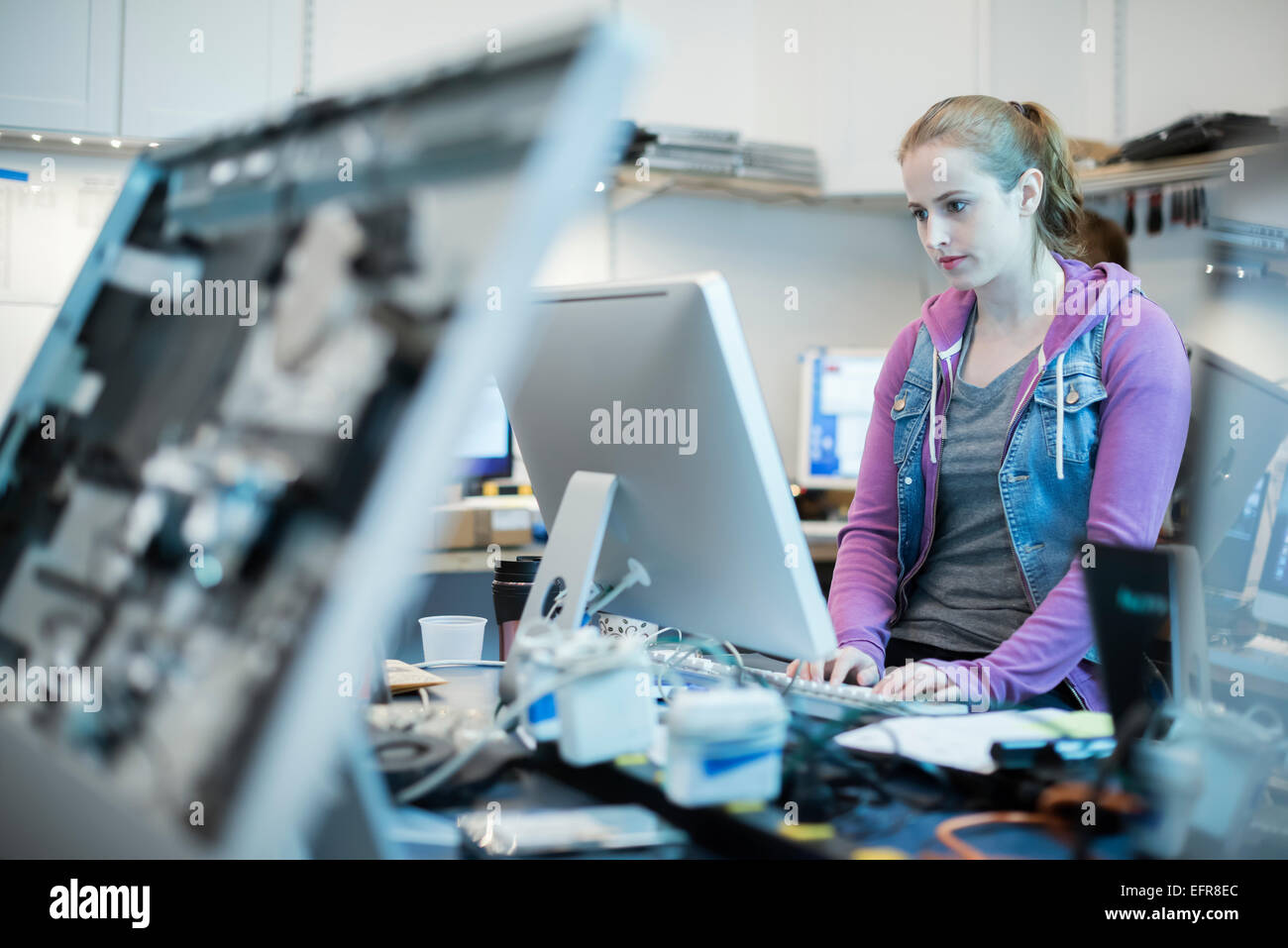 Woman typing computer hi-res stock photography and images - Alamy