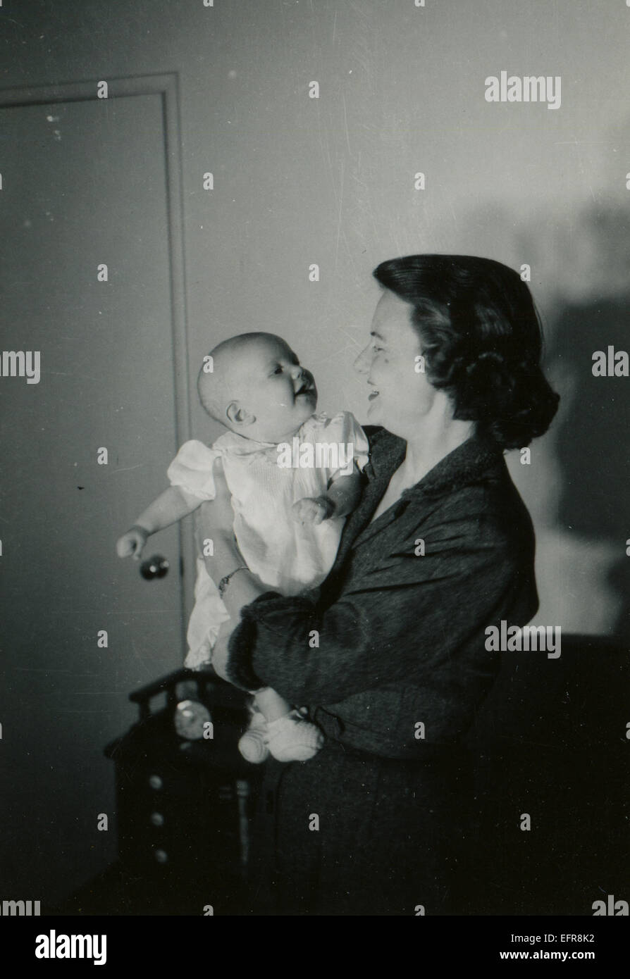 1950s mother baby hi-res stock photography and images - Alamy