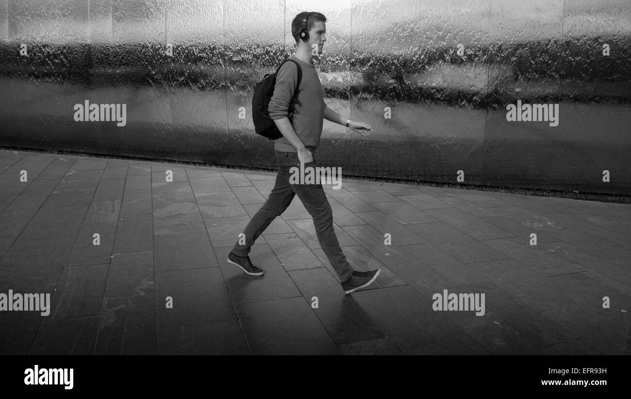 Headphones walking Black and White Stock Photos & Images - Alamy