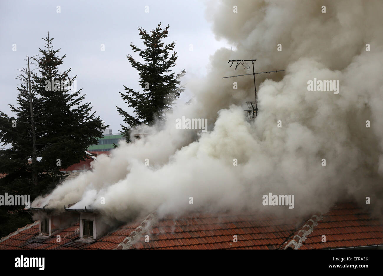 A house roof on fire and smoke Stock Photo - Alamy