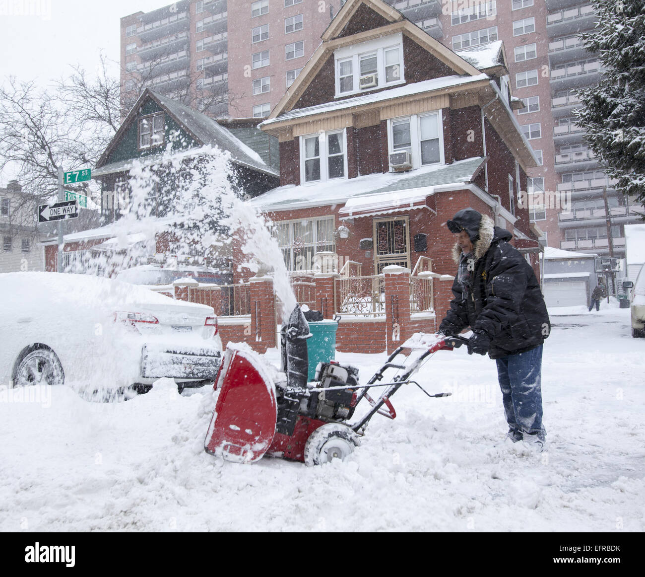 Man using snow blower hi-res stock photography and images - Alamy