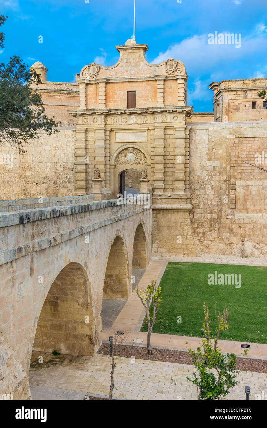 Medieval gateway hi-res stock photography and images - Alamy