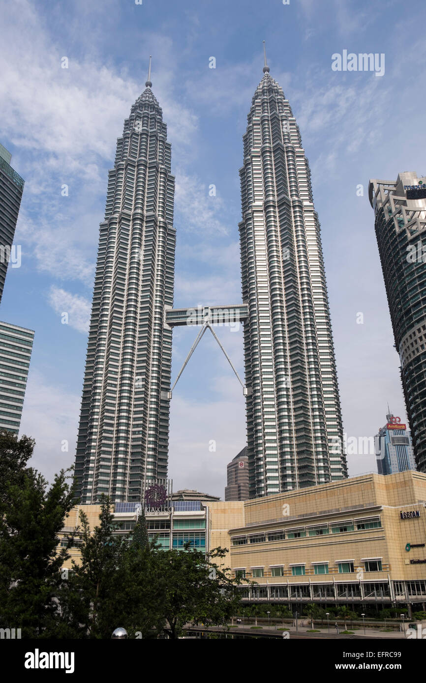 Looking up at petronas towers hi-res stock photography and images - Alamy