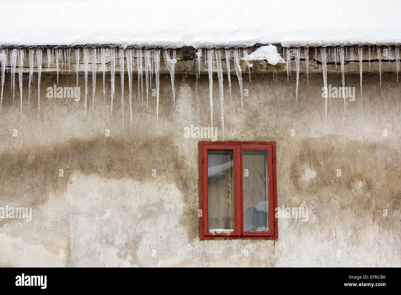 Dripping off roof hi-res stock photography and images - Alamy