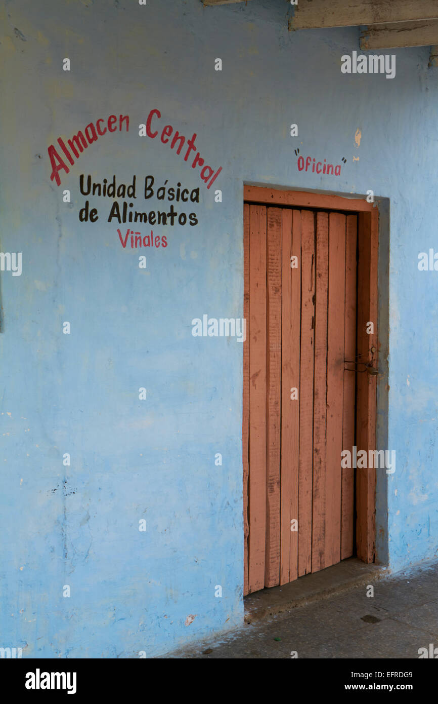 Poor housing cuba hi-res stock photography and images - Alamy