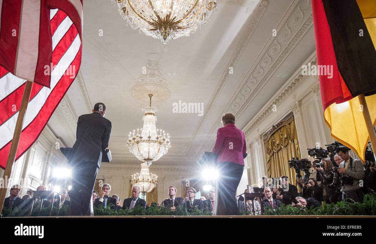 German Chancellor Angela Merkel (l, CDU) stands next to US President ...