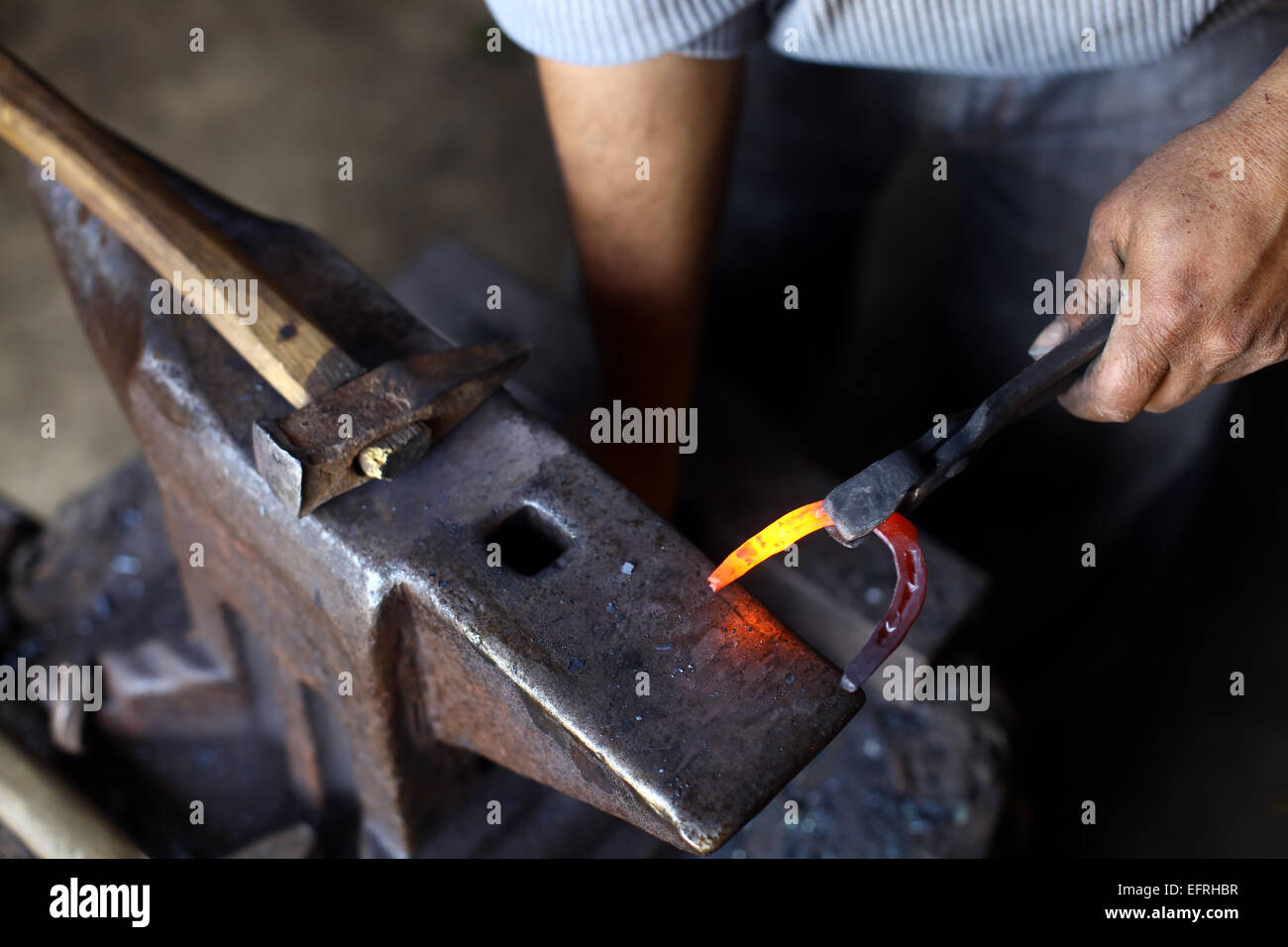 Farrier anvil horse shoe hammer hi-res stock photography and images - Alamy