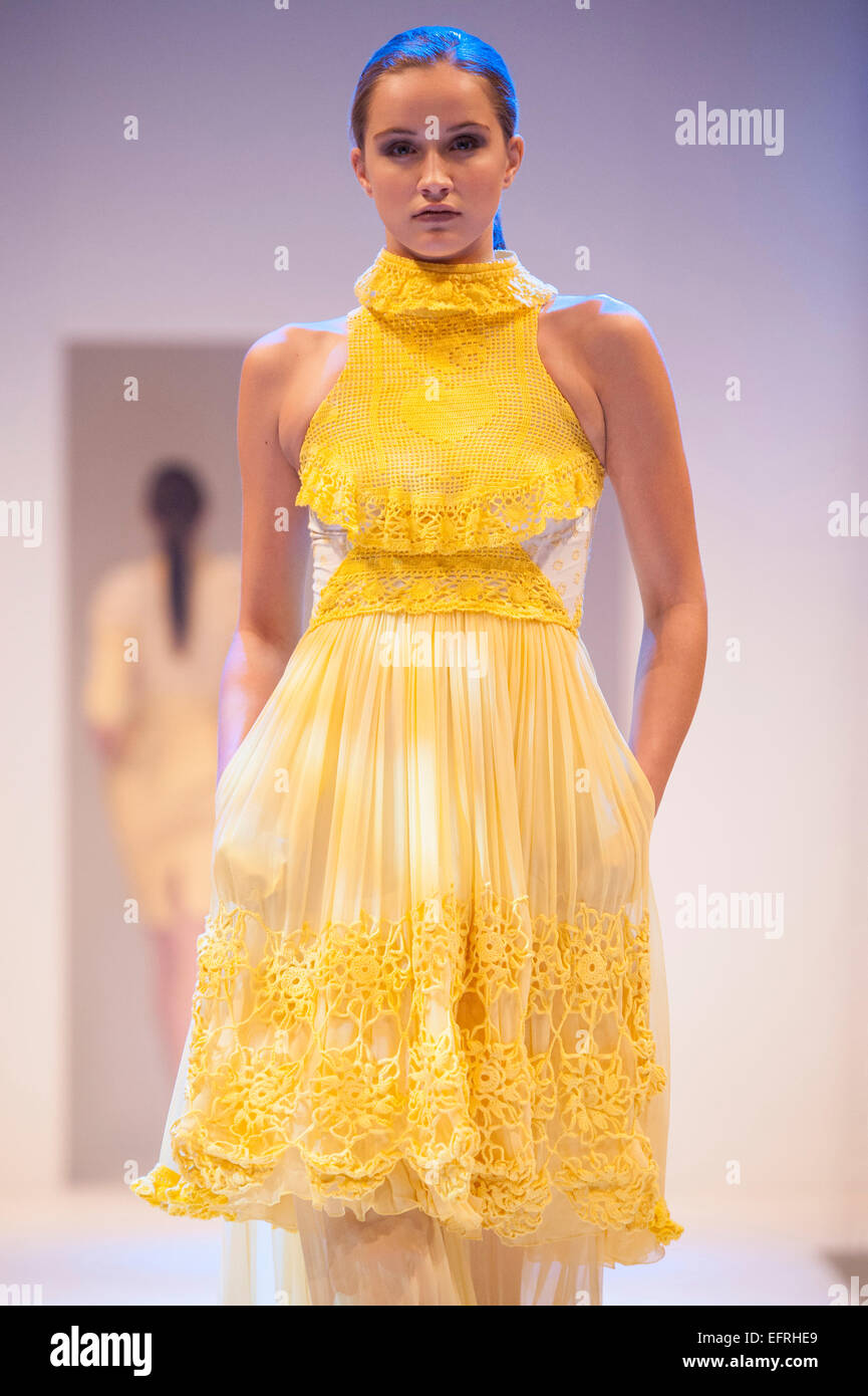 Catwalk model walking hi-res stock photography and images - Alamy