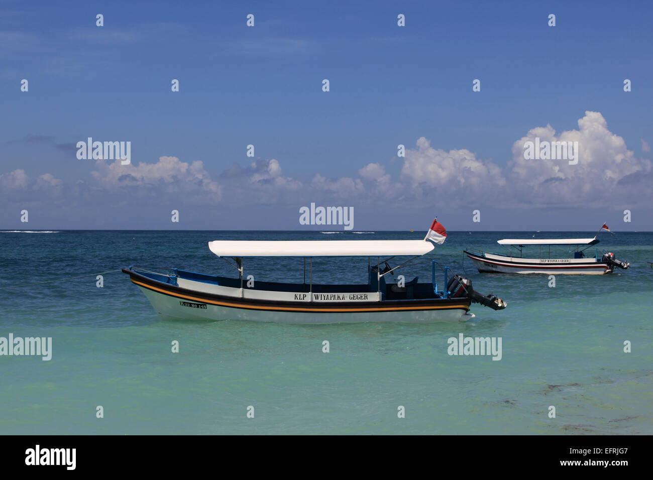 Boat floating in sea hi-res stock photography and images - Alamy