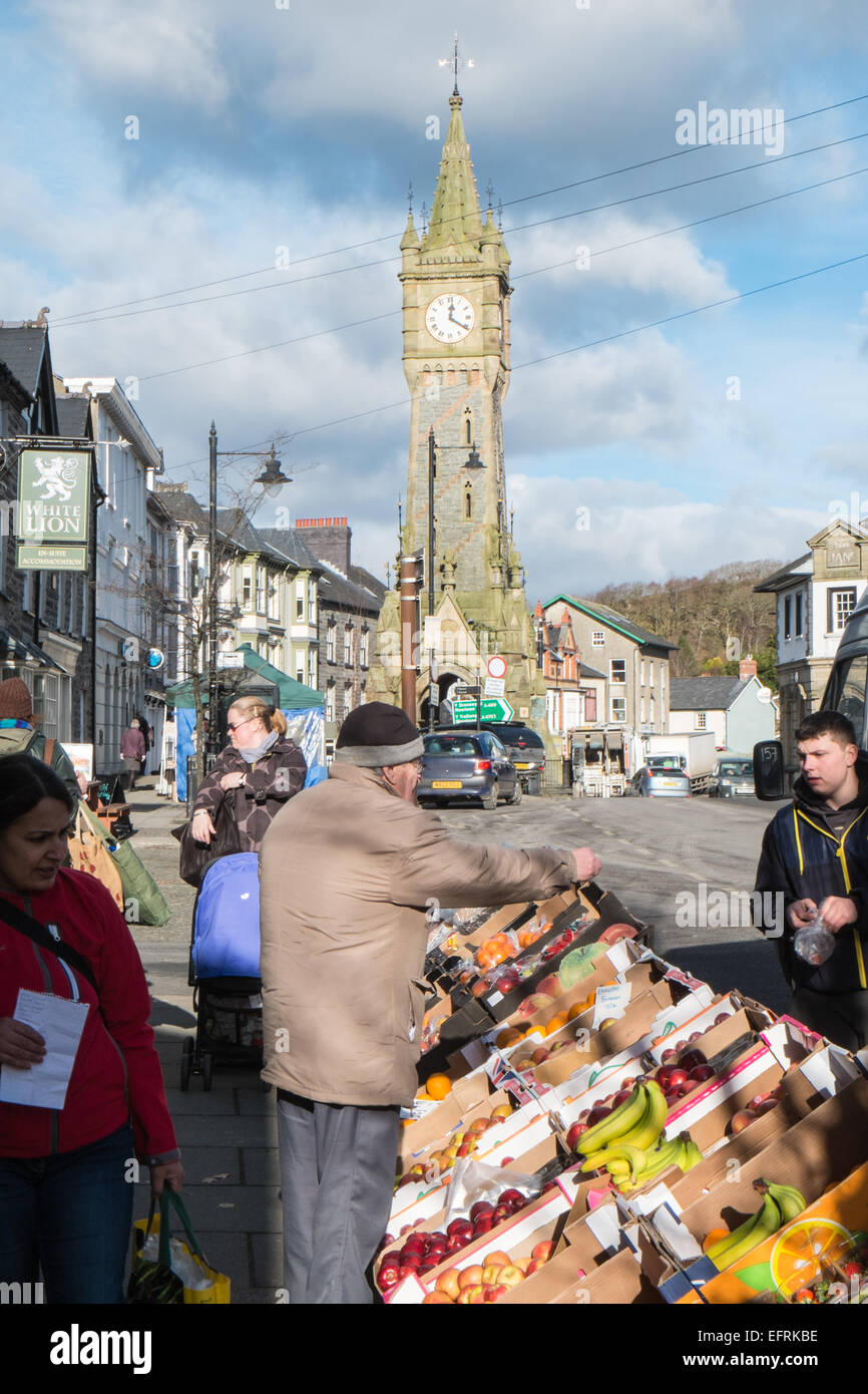 Machynlleth market town on market day held on wednesdays hi-res stock ...