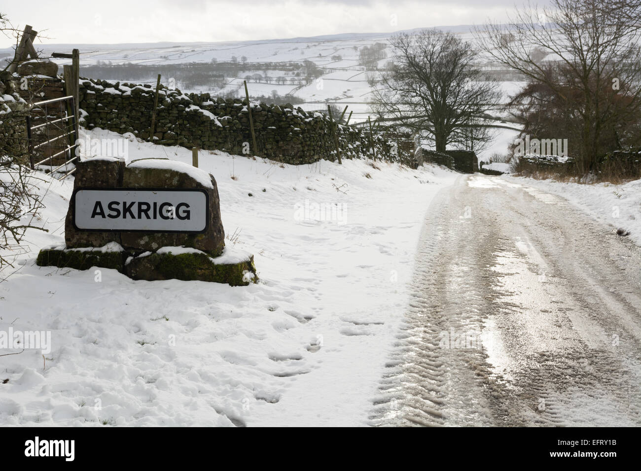 Road into Askrigg in the snow Stock Photo - Alamy