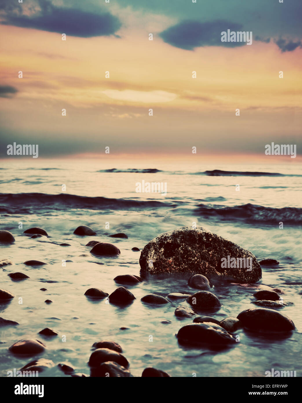 Vintage beach scene sun hi-res stock photography and images - Alamy
