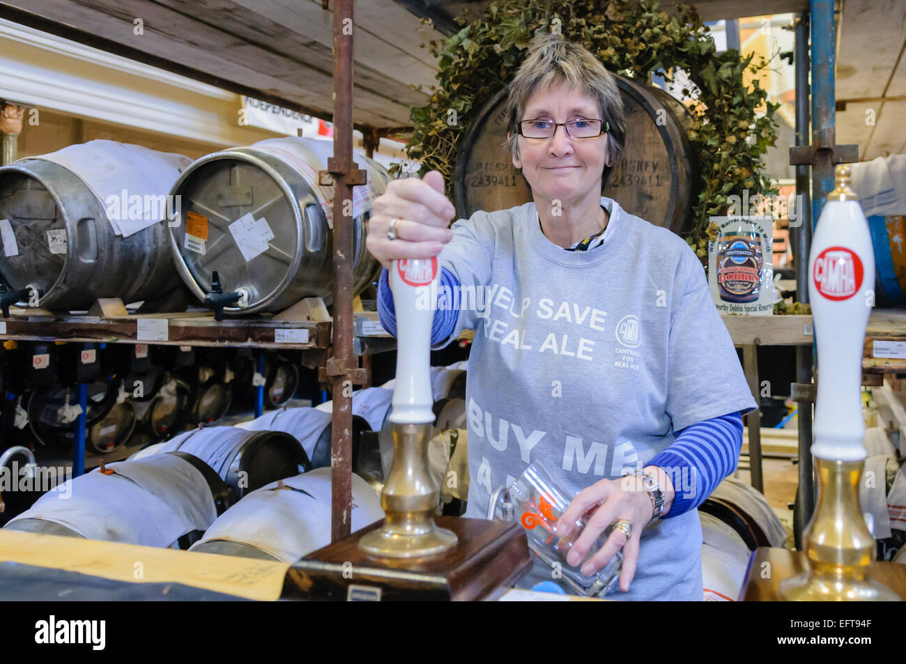 Female pull pint hi-res stock photography and images - Alamy