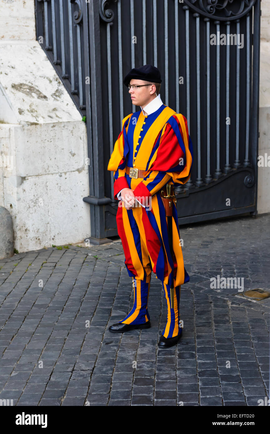Swiss Guard on sentry duty outside St Peter's Basilica, Vatican City ...