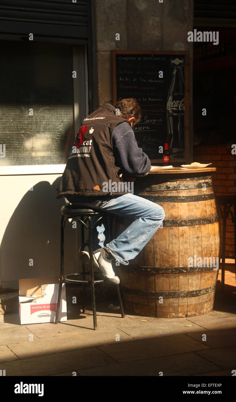 Man reading newspaper outside hi-res stock photography and images - Alamy
