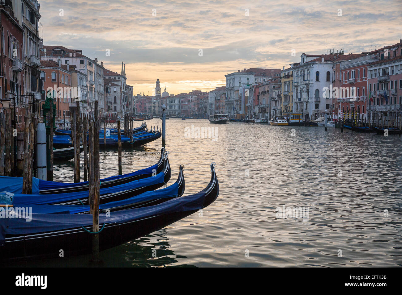 Scenic grand canal sunset gondola hi-res stock photography and images ...