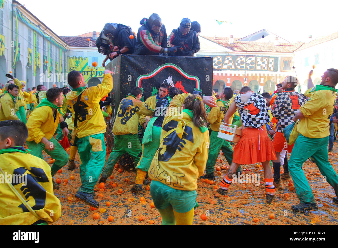 A crowd of orange throwers surrounding a cart during the 'Battle of the ...