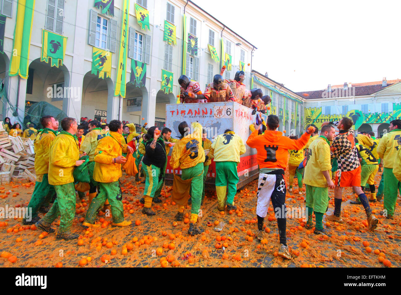 A crowd of orange throwers surrounding a cart during the 'Battle of the ...