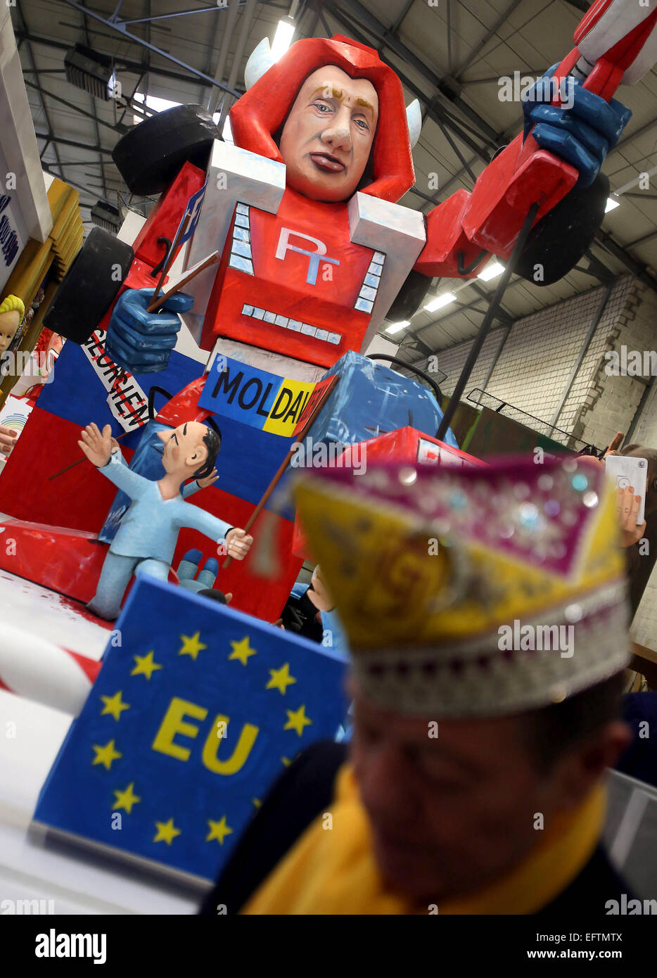 Cologne, Germany. 10th Feb, 2015. A float depicting the Russian ...