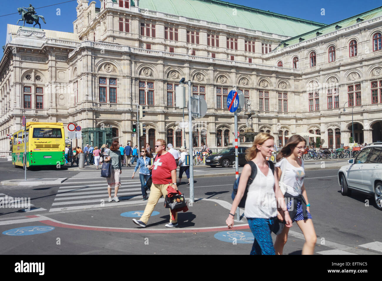 Vienna State Opera building street scene. Vienna, Austria Stock Photo ...
