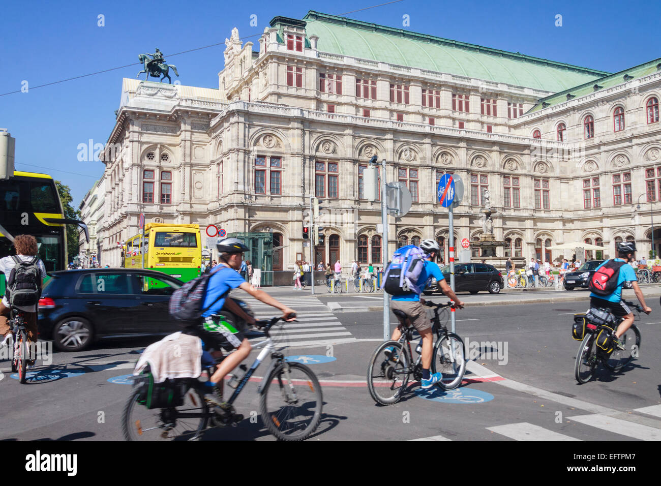 Vienna State Opera building street scene. Vienna, Austria Stock Photo ...