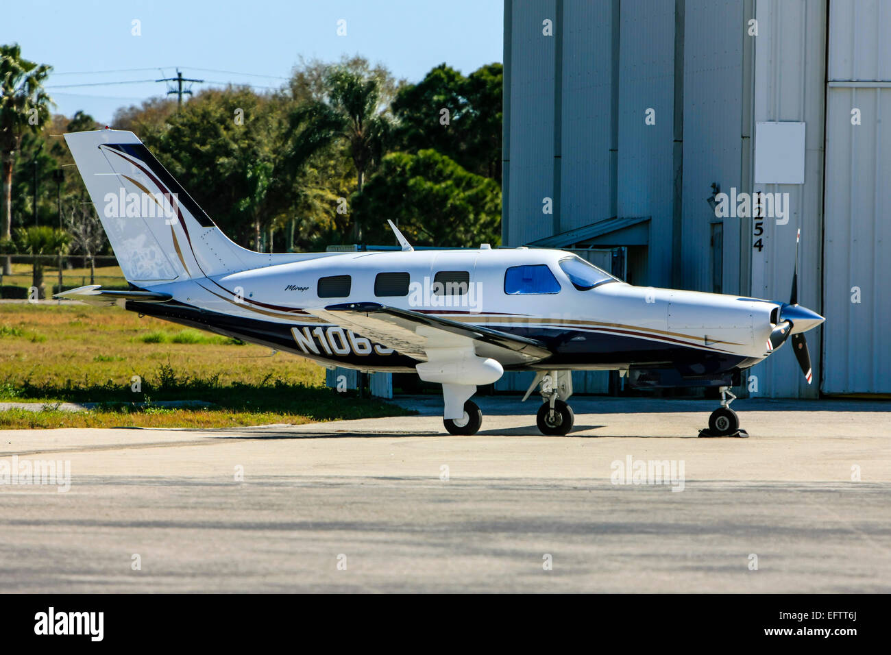 Single engine passenger airplane hi-res stock photography and images ...