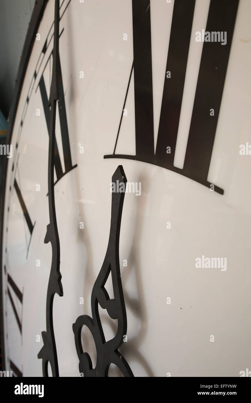 Clock noon midnight 12 hi-res stock photography and images - Alamy