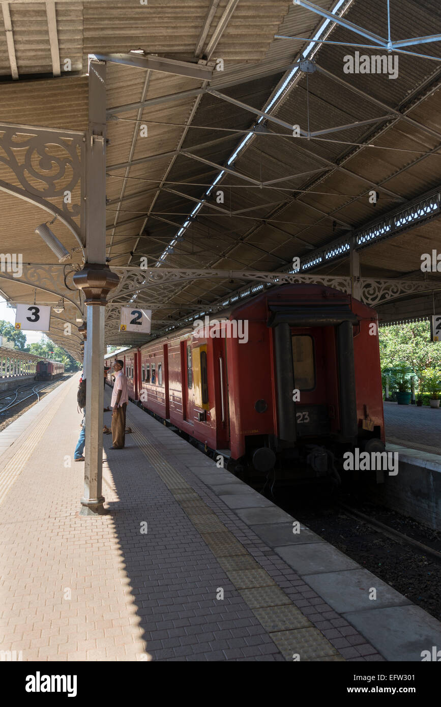 Kandy railway station hi-res stock photography and images - Alamy