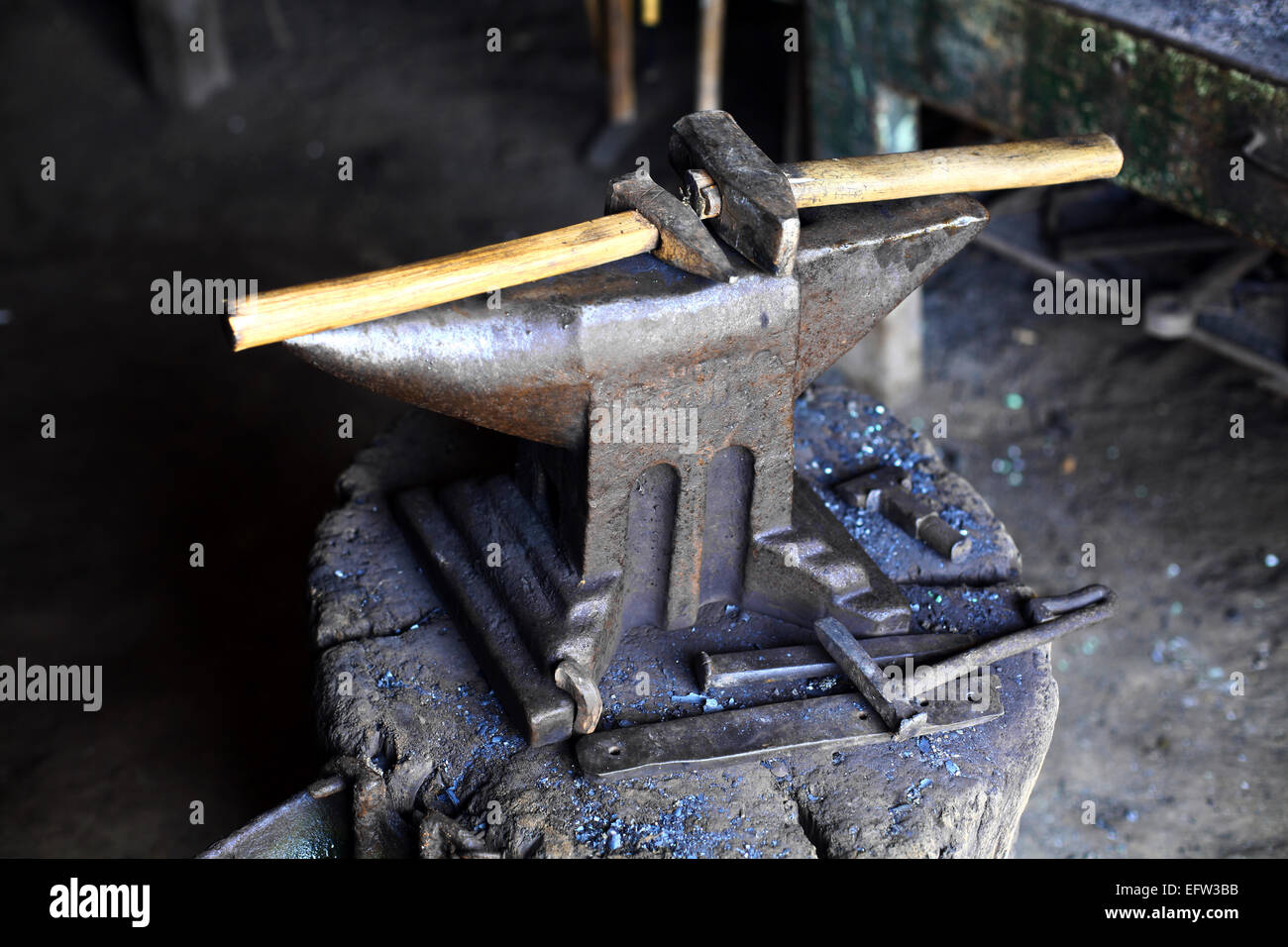 Two iron hammers hi-res stock photography and images - Alamy