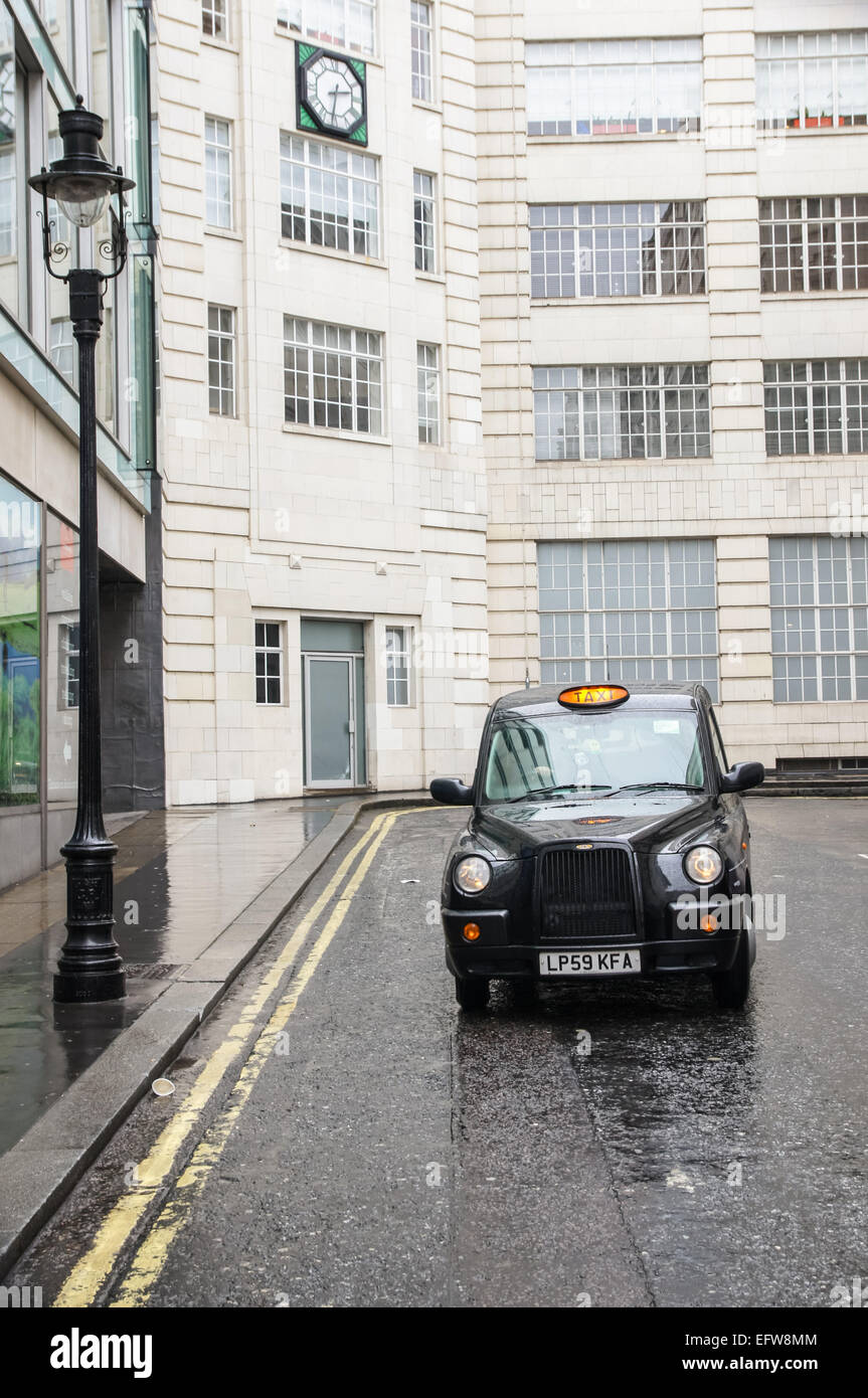 London black cab rain hi-res stock photography and images - Alamy