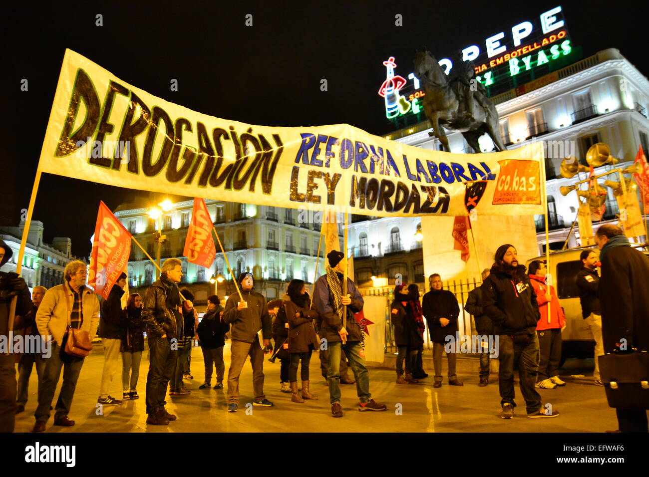 People protesting in the square hi-res stock photography and images - Alamy