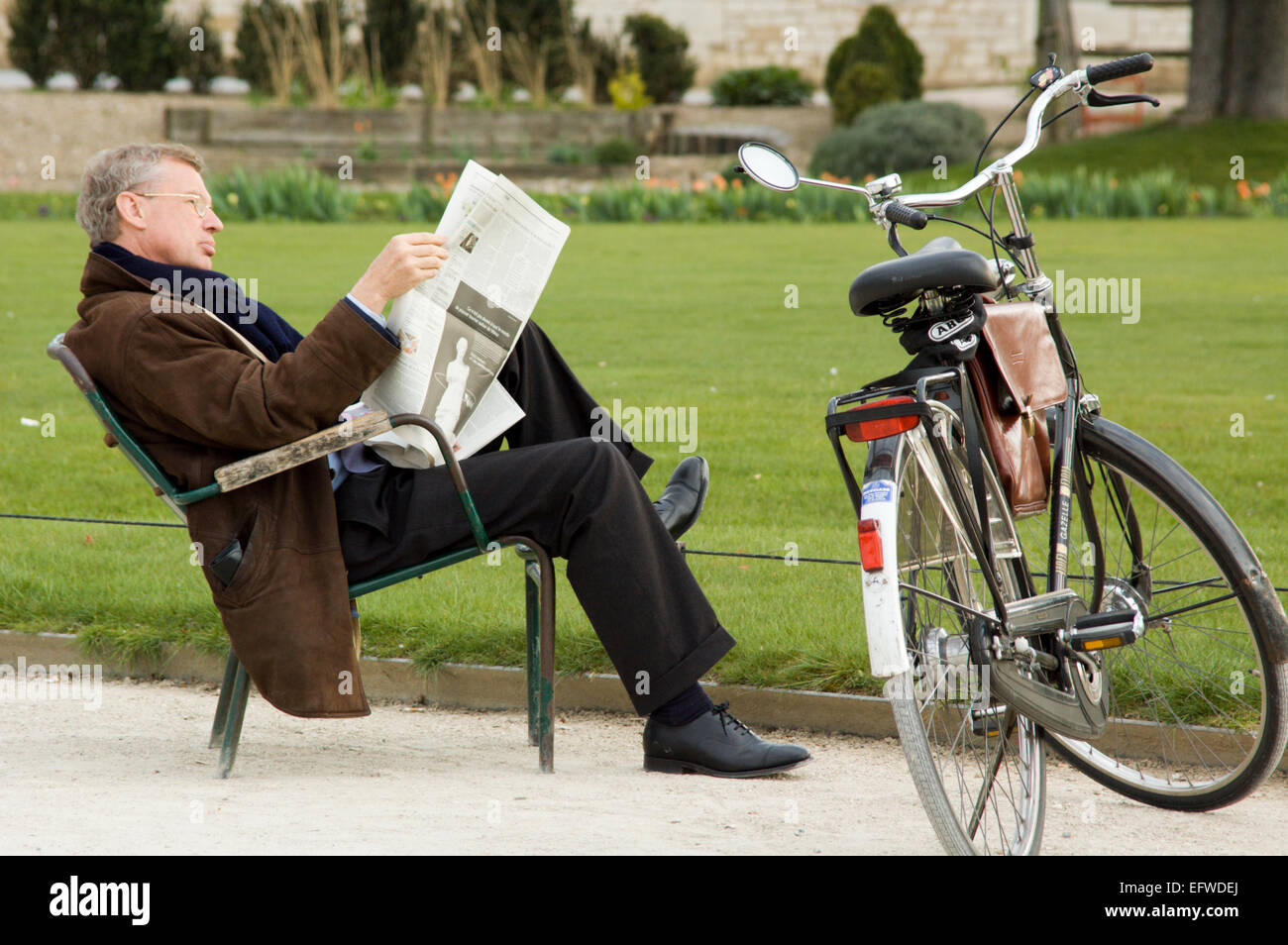 man reading paper, Paris Stock Photo - Alamy