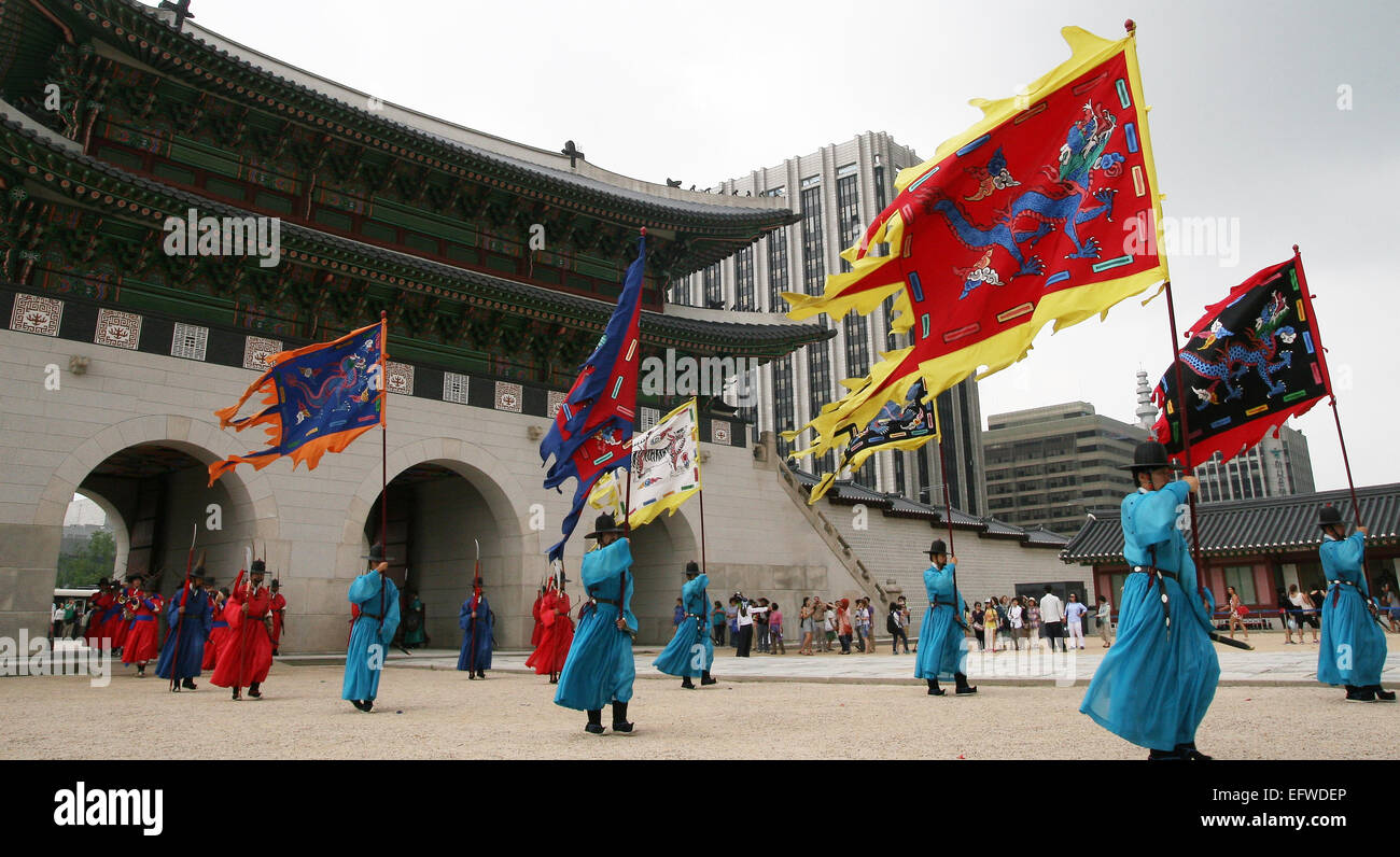 Royal guards performing the changing of the guards at the Gwanghwamun ...