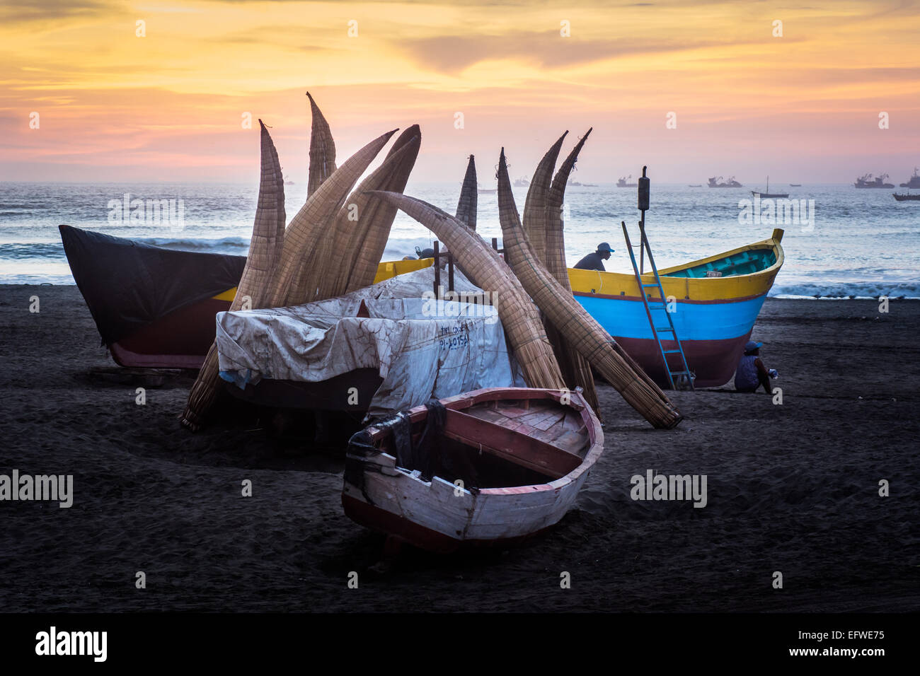 Totora boats hi-res stock photography and images - Alamy